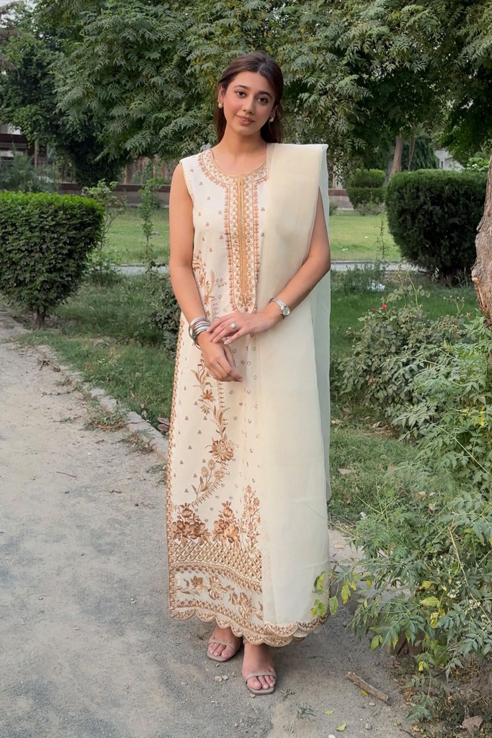 Bread Embroidered Lawn 3 Piece Pret Suit with Organza Dupatta – MNNM ...